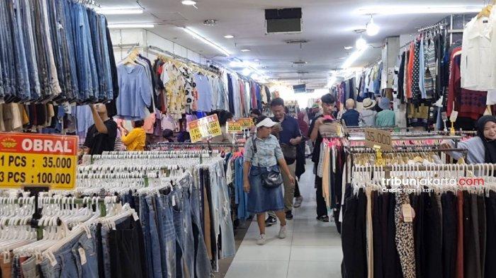 Ekonomi Lesu, Penjualan Pakaian Thrifting di Pasar Senin Sepi Jelang ...