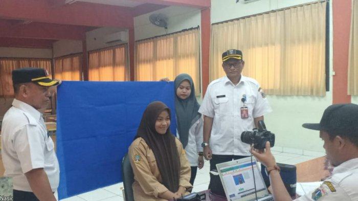 Jelang Pemilu 2024, Sudin Dukcapil Rekam Data KTP Pelajar SMA di Pulau ...