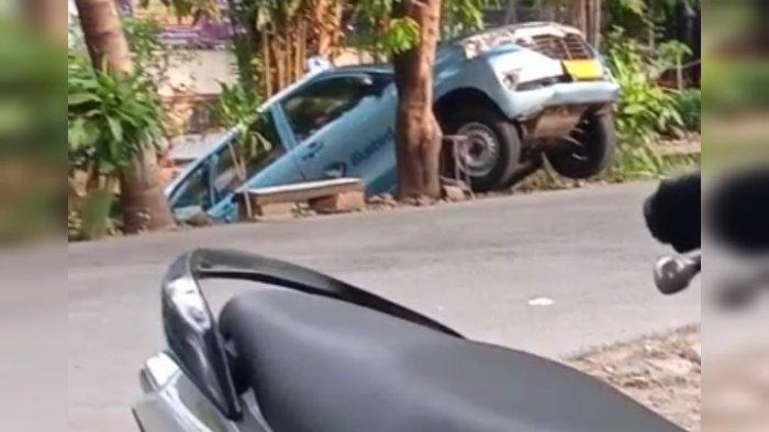 Sopir Lupa Rem Tangan, Taksi Lagi Parkir di Kelapa Gading Tiba-tiba ...