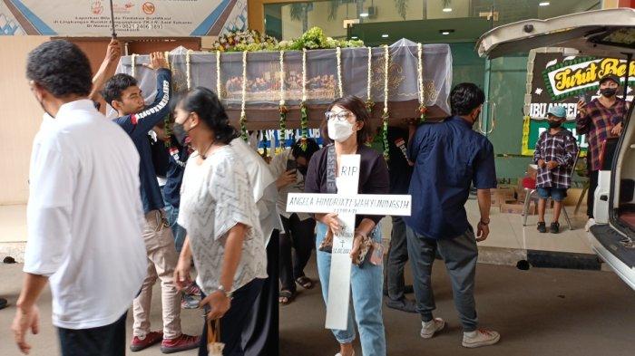 Keluarga Lakukan Tradisi Brobosan Sebelum Jenazah Angela Korban ...