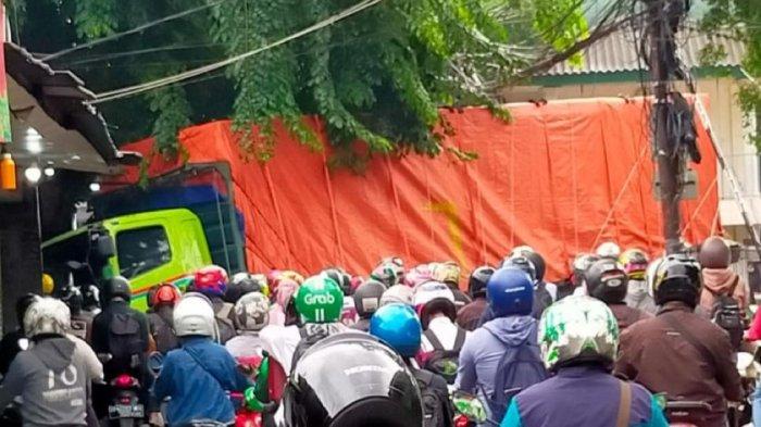 Kecelakaan Hari Ini di Jalan Raya Condet Kramat Jati: Kelebihan Beban, Truk Terperosok ke ...