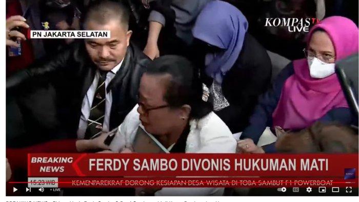 Ingin Ferdy Sambo Divonis Mati Kini Terkabul, Ibunda Brigadir J Menangis Sambil Peluk Foto ...