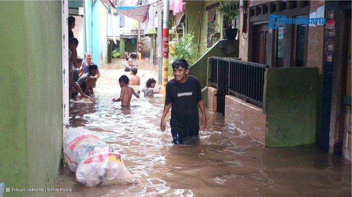 2 Hari Kebanjiran, Warga Kebon Pala Belum Terima Bantuan Makanan dan ...