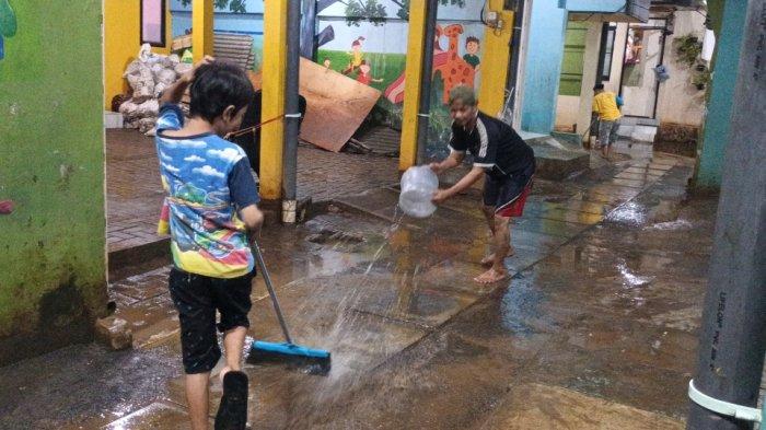 Banjir 1,2 Meter di Kebon Pala Surut, Warga Mulai Bersihkan Lumpur ...