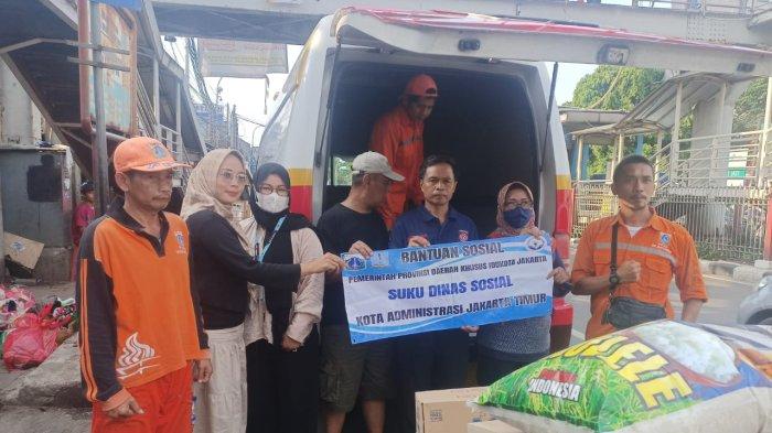 Korban Banjir Imbas Tanggul Jebol di Batu Ampar Jaktim Dapat Beras hingga Sarung - Tribunjakarta.com