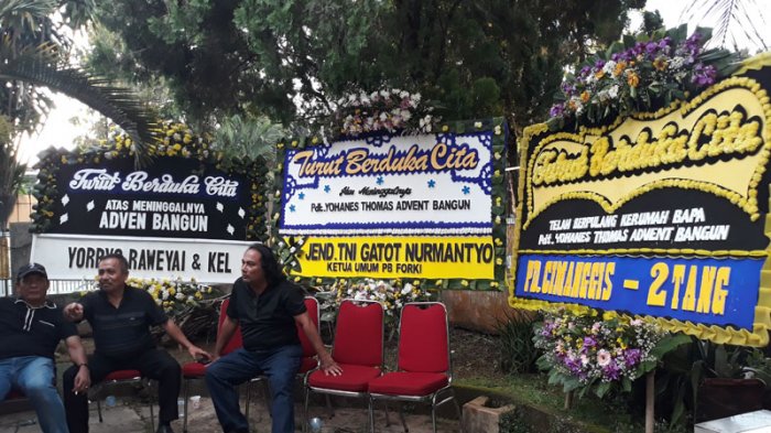 Rangkaian Bunga Menghiasi Rumah Duka Aktor Legenda Advent Bangun, Kira ...
