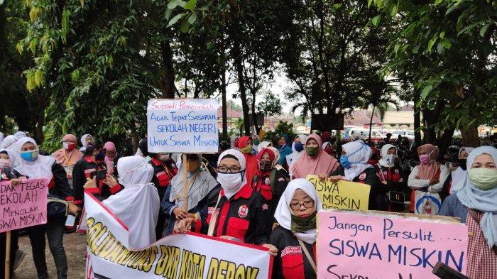 Puluhan Orang Tua Demo di Kantor Wali Kota Depok Tuntut Kuota Siswa Miskin - Tribunjakarta.com