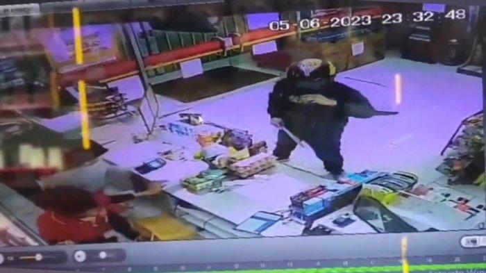 Garong Bersenjata Tajam Satroni Minimarket di Ciracas, Duit Rp59 Juta ...