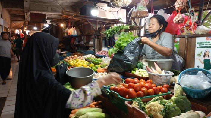 Pedagang dan Pembeli di Pasar Rawamangun Keluhkan Harga Bahan Pokok ...