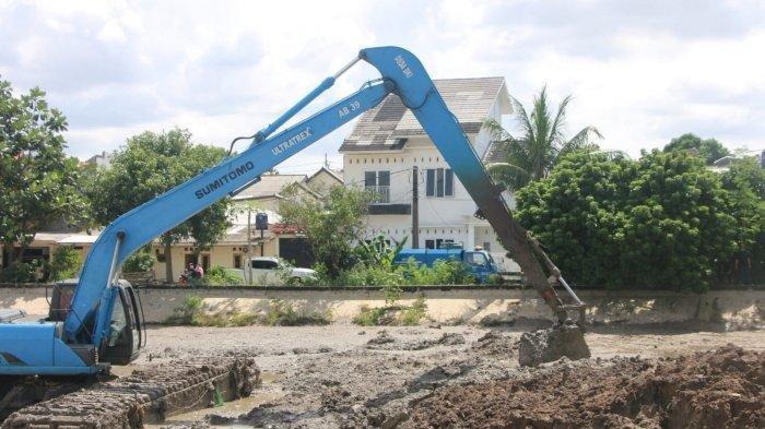 Pemkot Jakarta Timur Keruk 3 Waduk Antisipasi Datangnya Banjir di Musim Hujan - Tribunjakarta.com