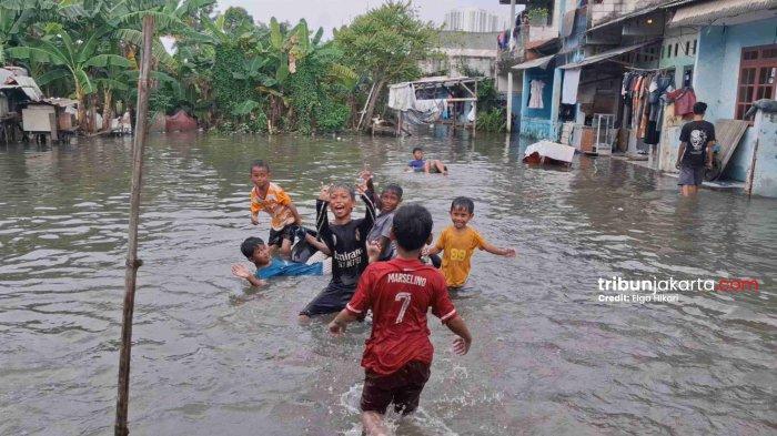Banjir Jadi Ladang Rejeki Bocah di Jakbar, Tawarkan Jasa Dorong Motor ...