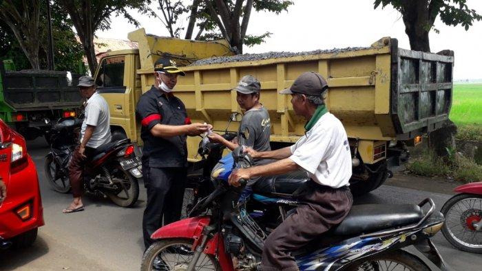 Turun ke Jalan, Anggota DPRD Jepara Saiful M Abidin Sosialisasikan Work From Home dan Bagikan ...
