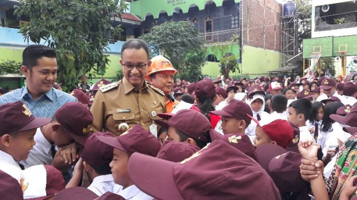Gubernur Anies Bantu Siswa Tak Lolos PPDB yang Orangtuanya Jadi Penerima Bansos Masuk Sekolah ...