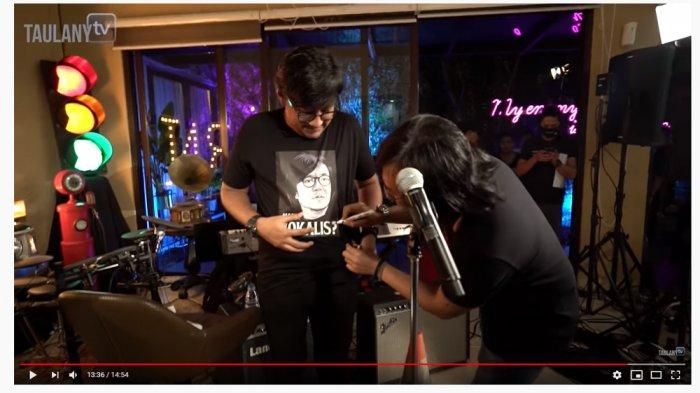 Lihat Andre Taulany Pakai Baju Gambar Wajah Dirinya Disertai Tulisan ...