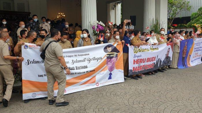 Sambut Pj Gubernur DKI Heru Budi Hartono, ASN Bentangkan Spanduk ...