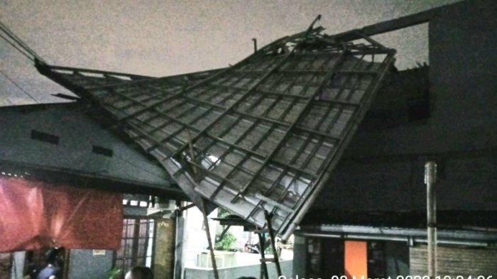 Atap Rumah Warga Terbang dan 12 Pohon Tumbang akibat Angin Kencang di ...