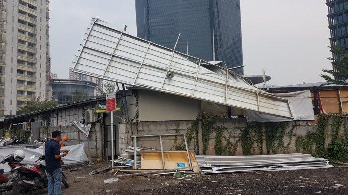 Angin Kencang di Rasuna Said, Pengunjung Pusat Kuliner Selamatkan Diri ...