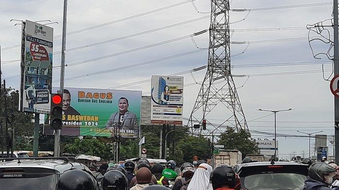 Mesin Pilpres Mulai Menderu, Baliho Anies dan Ganjar Ramaikan Sudut ... Mesin Pilpres Mulai Menderu, Baliho Anies dan Ganjar Ramaikan Sudut ...