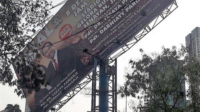 Diterjang Angin Kencang, Sebuah Baliho Miring di Pinggir Tol Merak ...