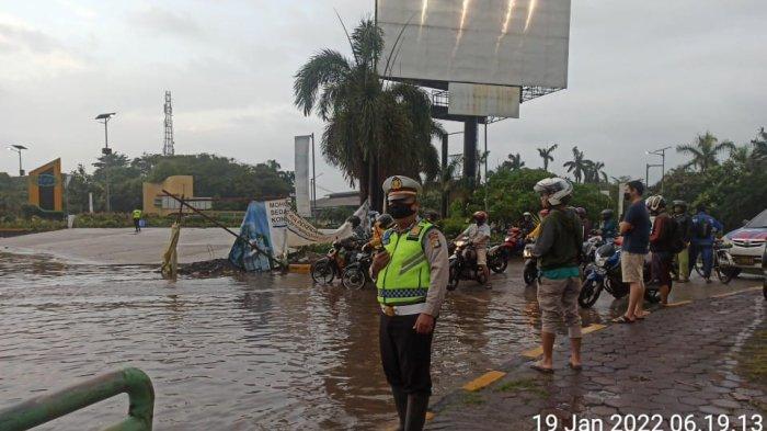 Jakarta Banjir! 64 RT Masih Terendam Hingga Siang Ini, Ratusan Warga Terpaksa Mengungsi ...