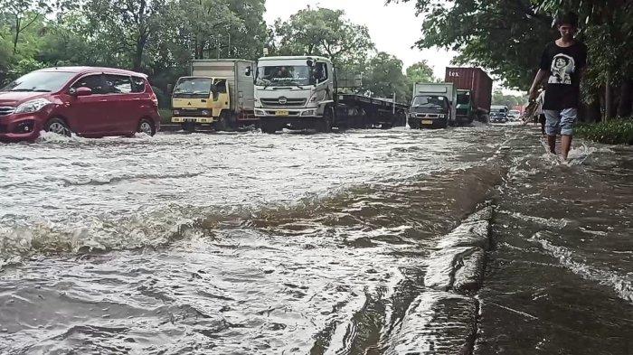 Hujan dari Malam hingga Siang, Jalan Raya Cakung-Cilincing Terendam ...