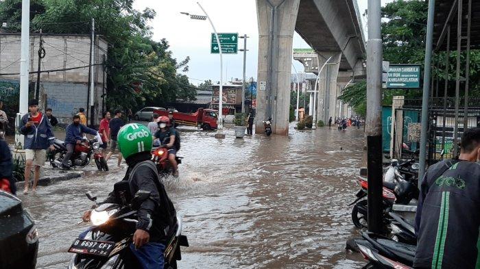 Banjir 1 Meter di Jalan Swadarma Jaksel, Akses Jalan Lumpuh hingga Banyak Motor Mogok ...
