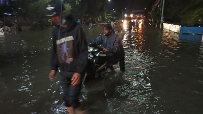 Belum Surut, Banjir Rob 1,5 Meter Masih Rendam Pelabuhan Muara Baru hingga Minggu Malam ...