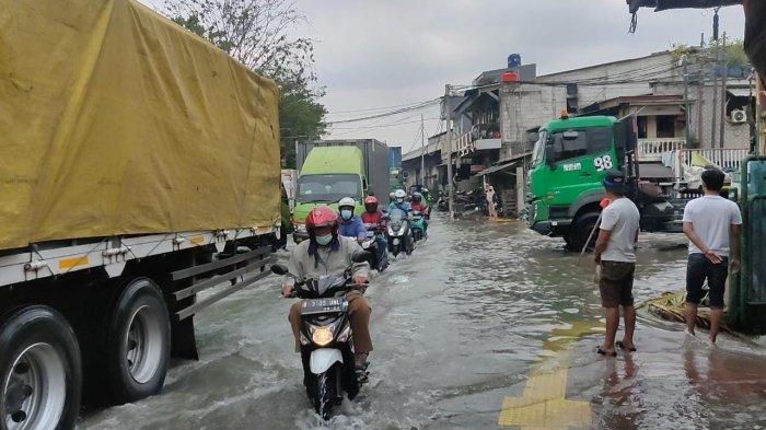 Banjir Rob di Jalan Lodan Raya Ancol, Pintu Rumah Warga Jebol Diterjang ...