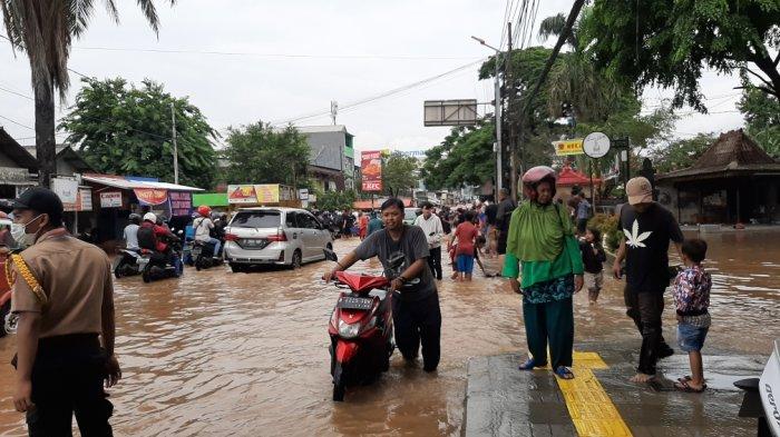 Terjang Banjir di Jalan Pondok Gede Bekasi, Sejumlah Motor Mogok, Muncul Jasa Dadakan Dorong ...