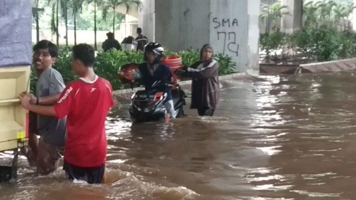 Banjir Setinggi Paha Orang Dewasa Genangi Jalan Yos Sudarso Tanjung Priok - Tribunjakarta.com