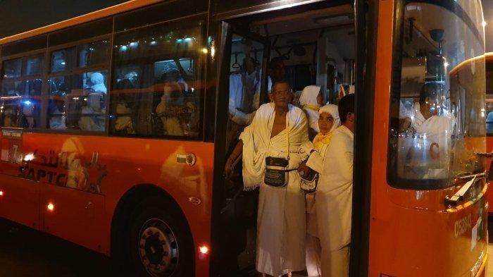 Ini Cara Petugas Atasi Penumpukan Jemaah Haji di Terminal Bus Sekitar ...