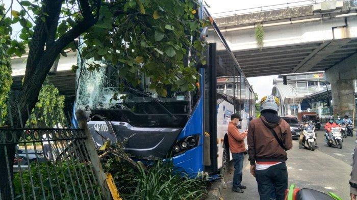 Bus Transjakarta Tabrak Pembatas Jalan I Gusti Ngurah Rai di Duren ...