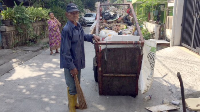 10 Tahun Sebagai Tukang Sampah, Penghasilan Kakek Ini Hanya Rp 700 ribu ...