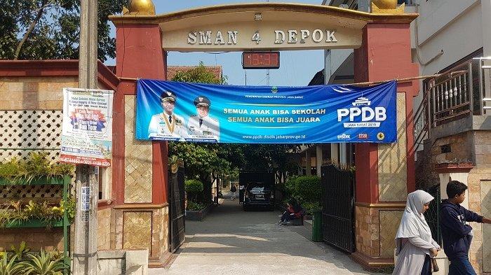 PPDB di SMAN 4 Depok Membludak, Para Orang Tua Inisiatif Buat Nomor Antrean Sendiri ...