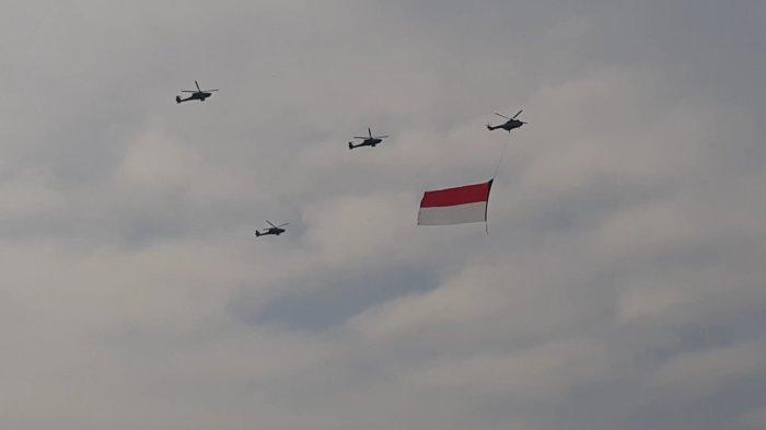 Peringati HUT ke-76 TNI, Helikopter Membawa Bendera Merah Putih Hiasi ...