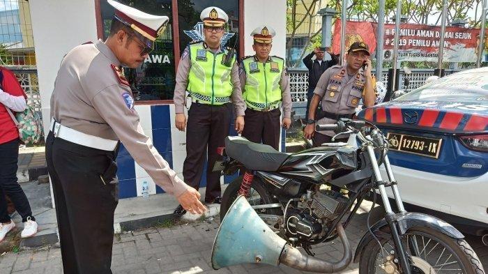 Masih Nekat Pakai Knalpot Bising, 18 Motor Lewat Kawasan Monas Ditindak dan Denda Biar Kapok ...