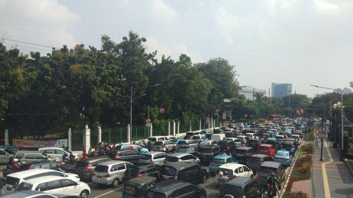 Efek Penutupan Sejumlah Ruas, Jalan Medan Merdeka Timur depan Stasiun ...
