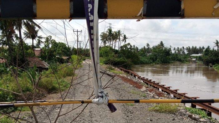 Curah Hujan Tinggi, Jalan Utama Penghubung 2 Desa di Kabupaten Tangerang Longsor - Tribunjakarta.com