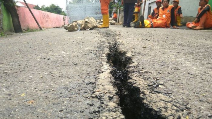 Keretakan Jalan di Berlan Matraman Semakin Panjang Hingga 100 Meter ...