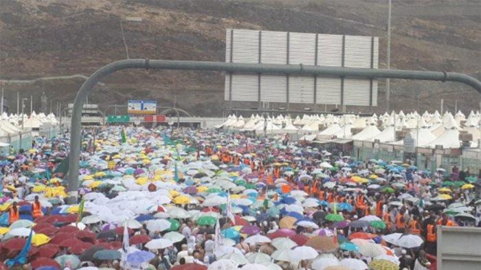 Berbagai Cara Jemaah Haji Mabit di Mina, Tidur di Tenda Hingga Camping ...