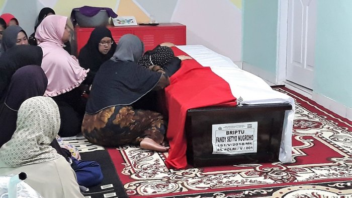 Dibalut Bendera Merah Putih, Jenazah Briptu Fandy Tiba di Rumah Duka ...