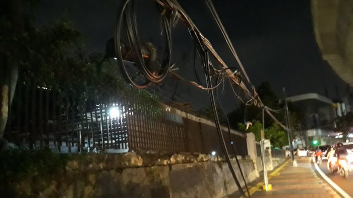 Awas, Kabel Listrik Hampir Mengenai Kendaraan di Jalan Kyai Maja Arah ...