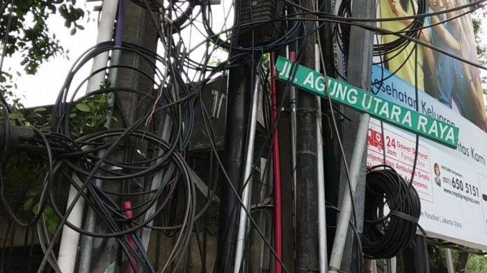 Kabel Semrawut Pada Tiang dan Saluran Air di Trotoar Sunter, Ini ...