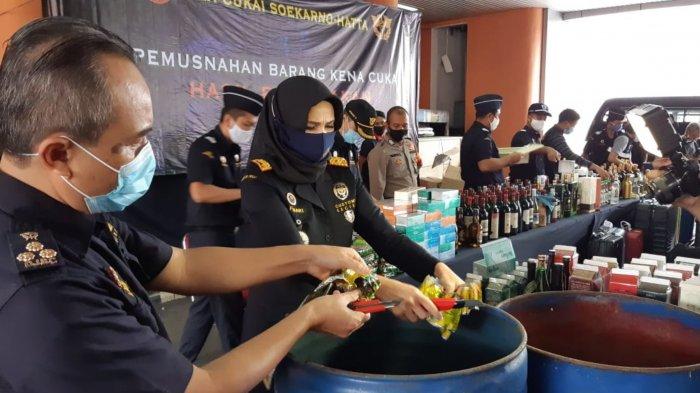 Ribuan Botol Miras dan Puluhan Ribu Rokok Elektrik Dimusnahkan di ...