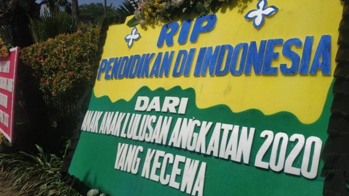 Kecewa Kebijakan PPDB, Orangtua Murid Kirim Karangan Bunga ke Kantor ...