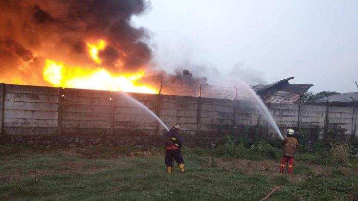 Pemadam Kebakaran Kewalahan Jinakan Api di Pabrik Tangerang, Sampai Malam Masih Belum Padam ...