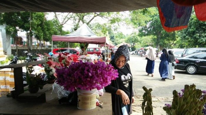 Kisah Pedagang Bunga di TPU Tanah Kusir Sempat Depresi 4 Tahun Sebelum ...