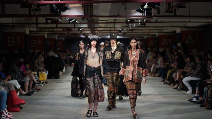 Unik! Fashion Show JF3 di Tangerang Digelar di Parkiran Mobil Angkat ...