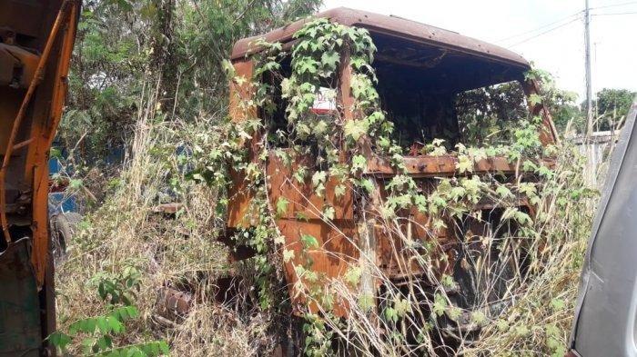 Melihat Kuburan Mobil Bekas Kecelakaan di Purwakarta: Boneka, Bantal ...