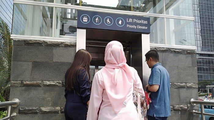 Antre Masuk Lift Disabilitas di Stasiun MRT Bundaran HI, Penumpang ...